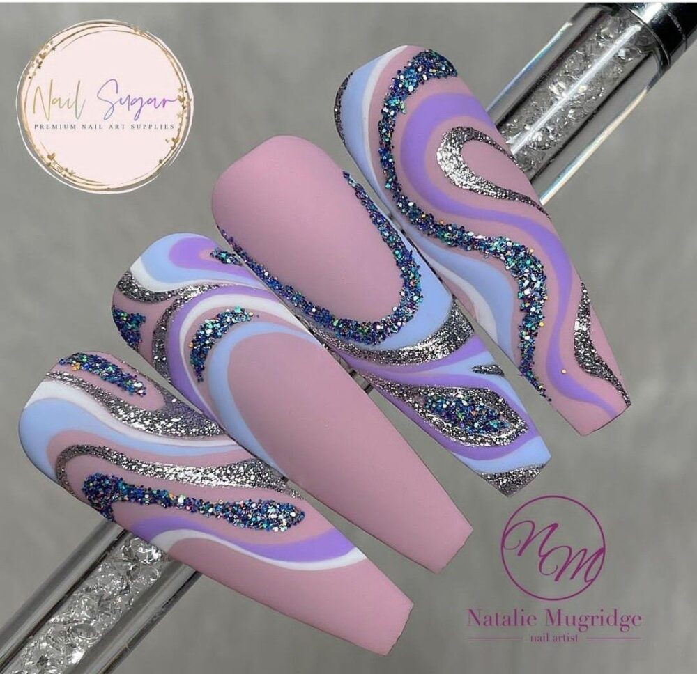 Discover 35 mesmerizing wavy swirl nail designs that perfectly ...