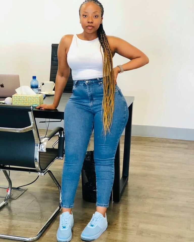 35 Stylish Jeans Outfits for Women (33) – Explore Trending