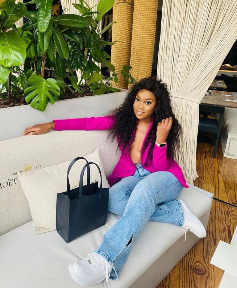 30 PHOTOS Casual Outfit Ideas for Laid-Back City Walks (20) – Explore Trending